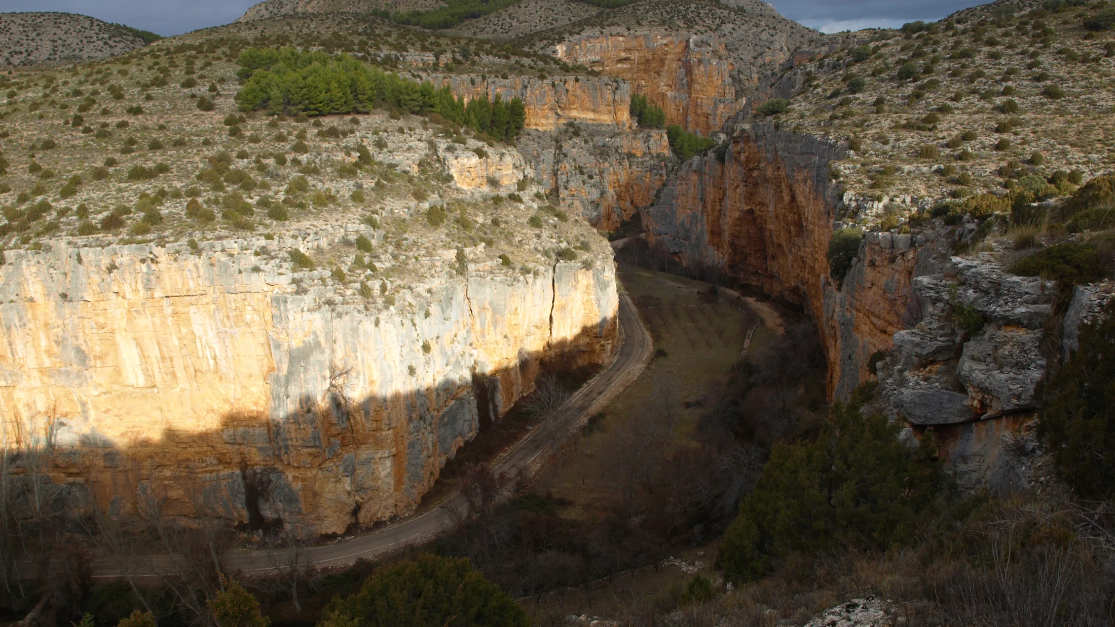 Hoces del Río Mesa: paisaje kárstico y cascadas en Guadalajara